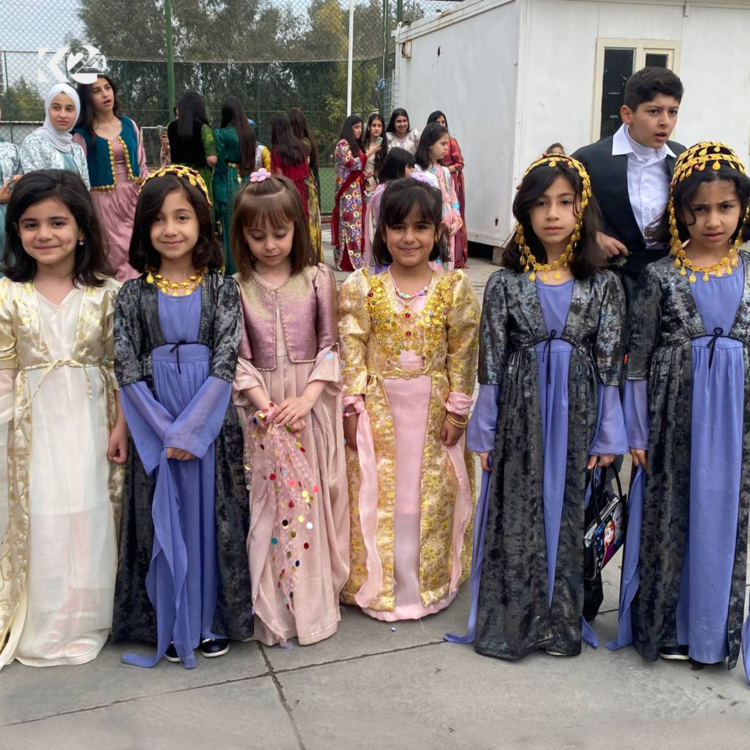 Xwendekar û mamoste bi cilûbergên Kurdî li xwe kirin